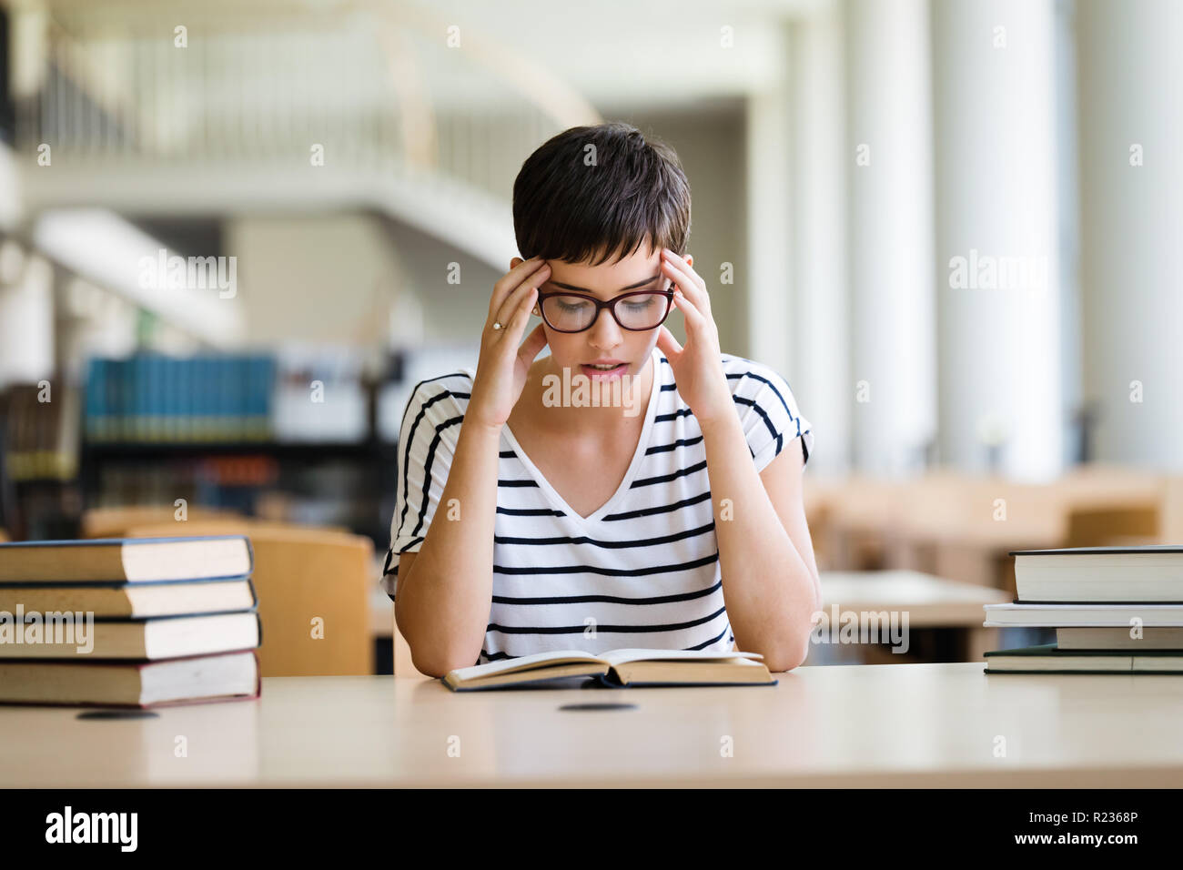 Beautiful teenager girl reading hi-res stock photography and images - Alamy