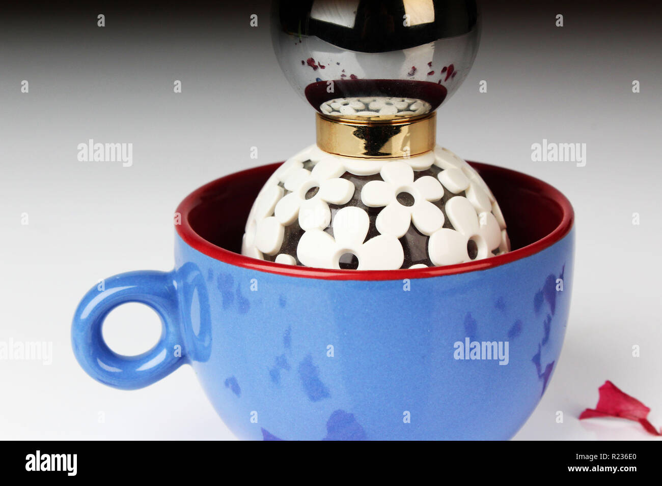 Bottle Daisy Perfume High Resolution Stock Photography and Images - Alamy