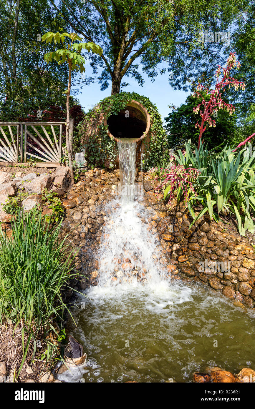 Spanish jar in a garden Stock Photo - Alamy