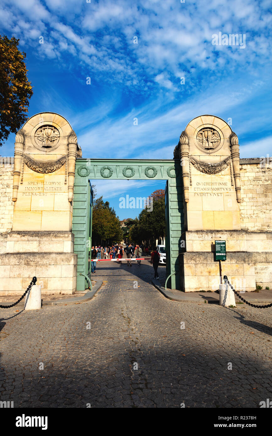 Cemetery gateway hi-res stock photography and images - Alamy