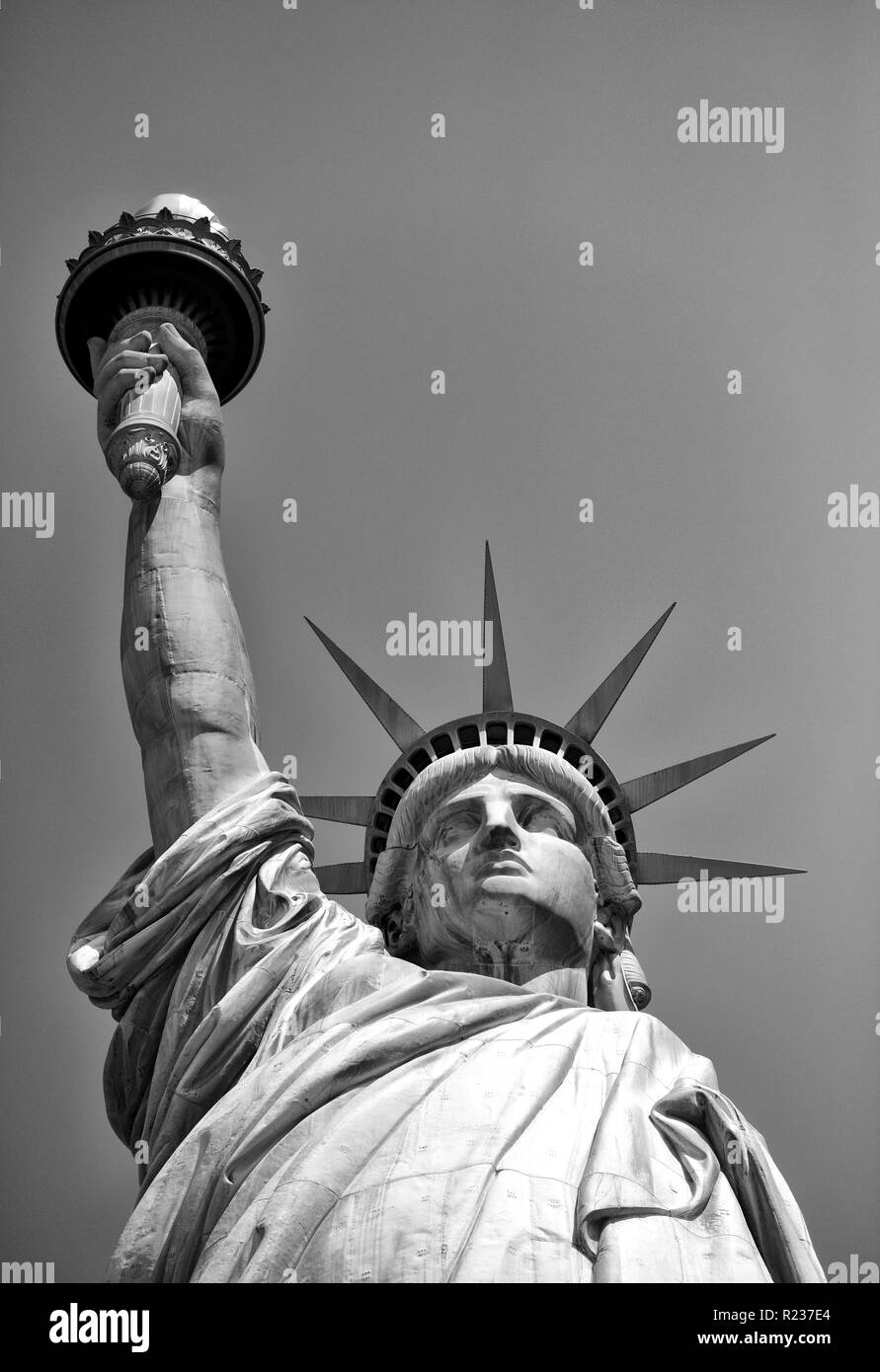 Sculpture new york Black and White Stock Photos & Images - Alamy