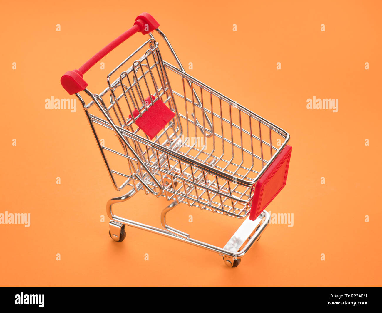 Empty metal toy shopping cart hi-res stock photography and images - Alamy