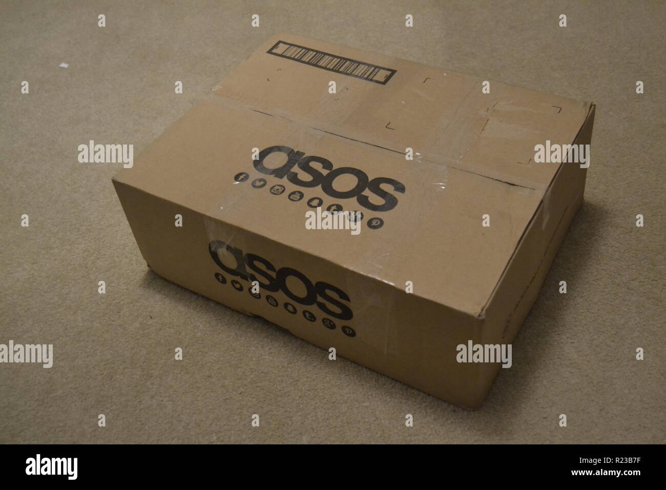 Asos shopping hi-res stock photography and images - Alamy