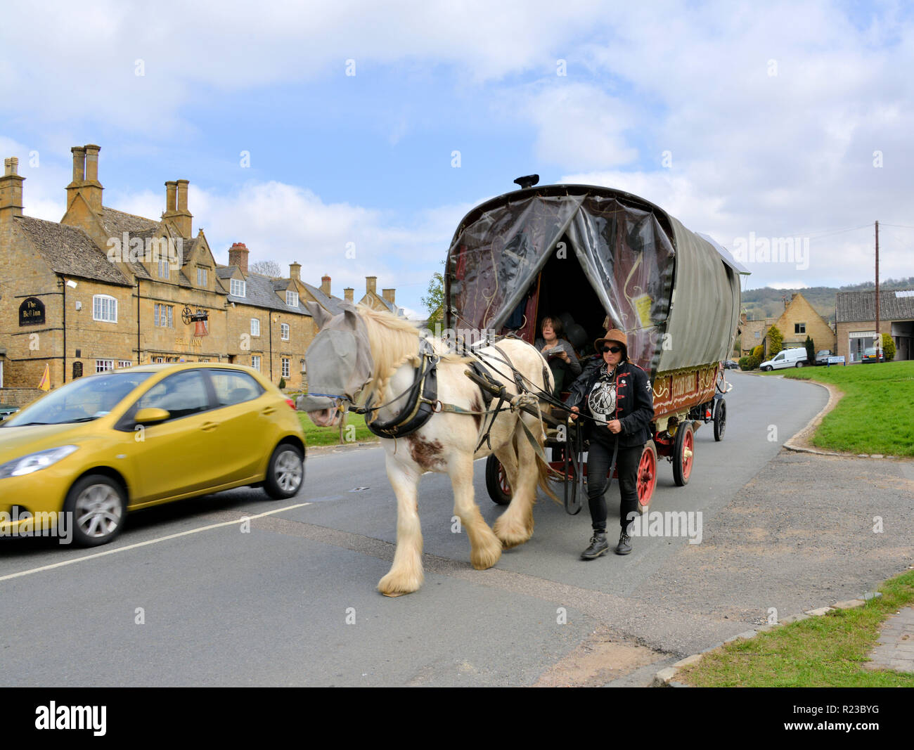 Tortoise and hare hi-res stock photography and images - Alamy