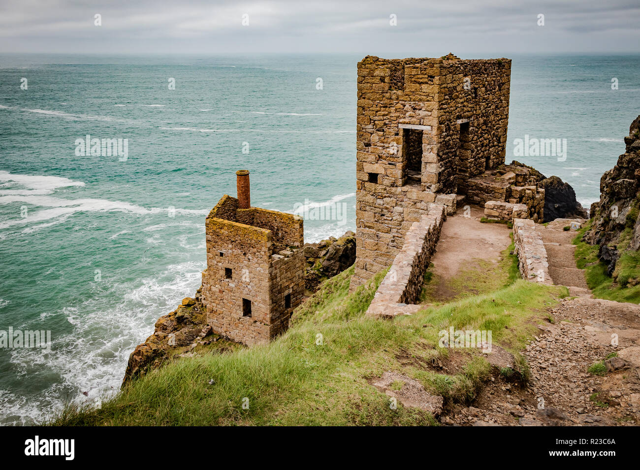 Old ruins house chimney stack hi-res stock photography and images - Alamy