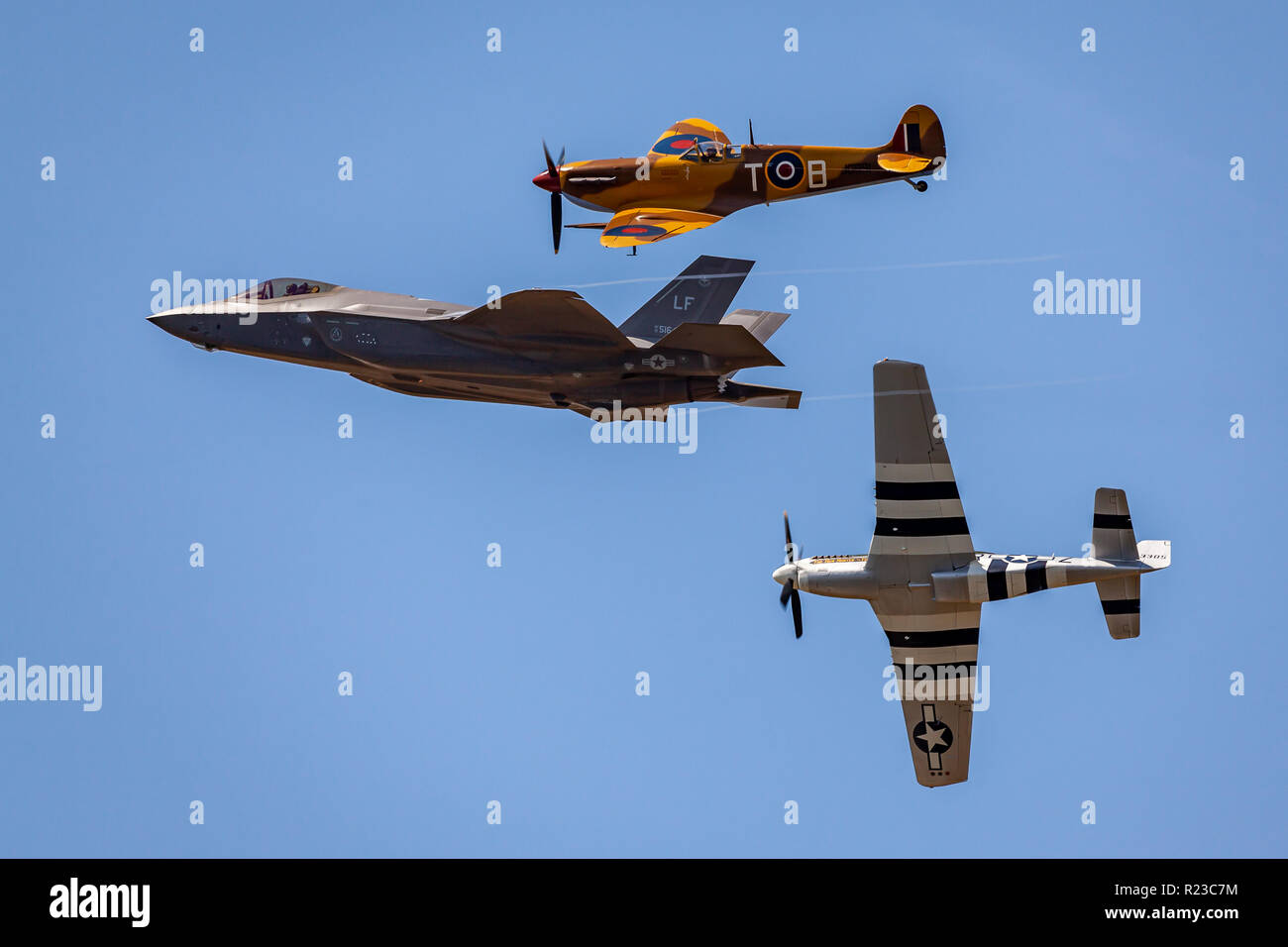 F35 Lightning, P-51 Mustang and Spitfire flypast at RIAT Fairford 2018 ...