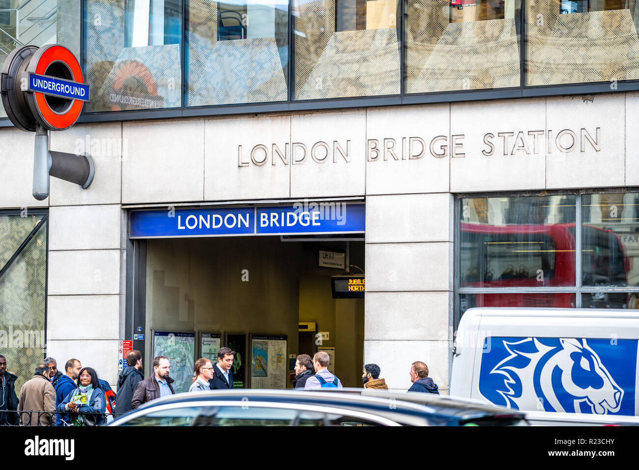London bridge underground station hi-res stock photography and images ...