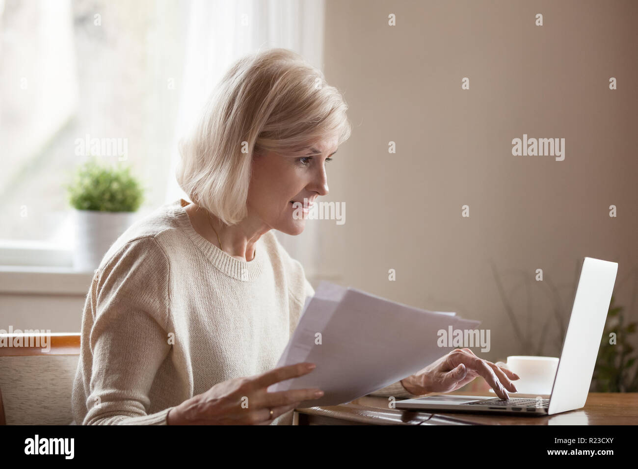 Lady laptop hi-res stock photography and images - Alamy