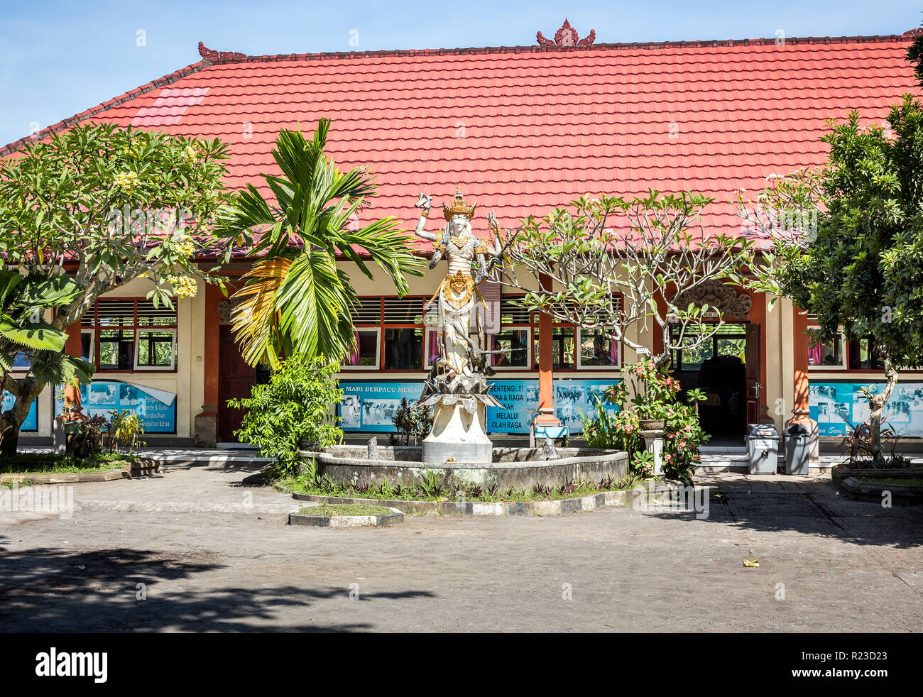 BALI, INDONESIA - 25. APRIL, 2018: Balinese school building in Ubud ...