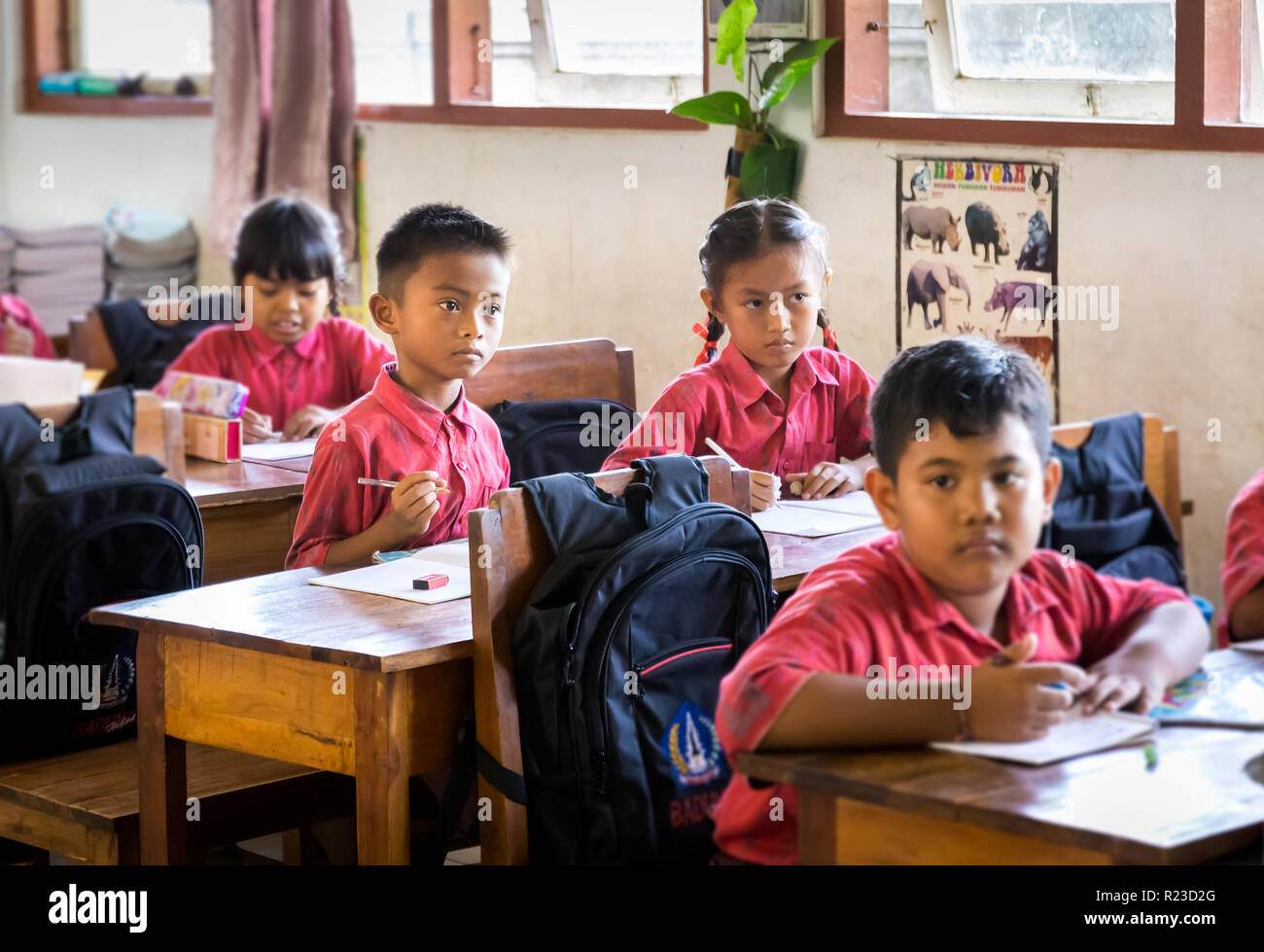 BALI, INDONESIA - APRIL 25, 2018: Young happy pupils wearing balinese ...