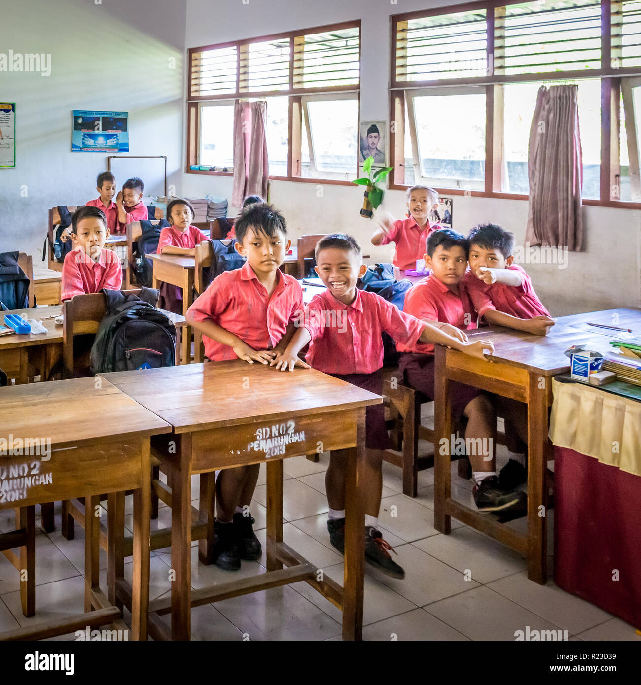 BALI, INDONESIA - APRIL 25, 2018: Young happy pupils wearing balinese ...
