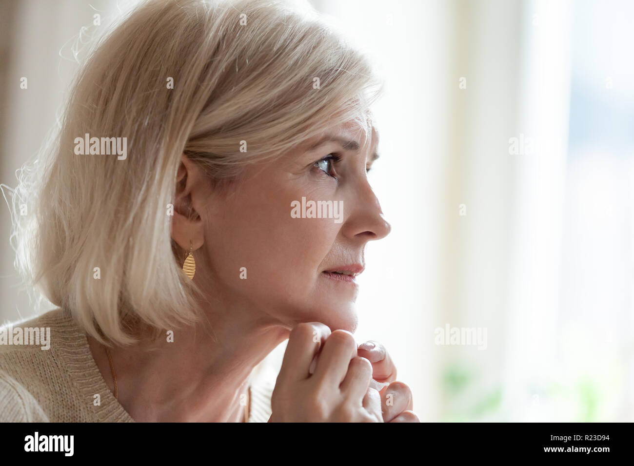 Lady crying hi-res stock photography and images - Alamy