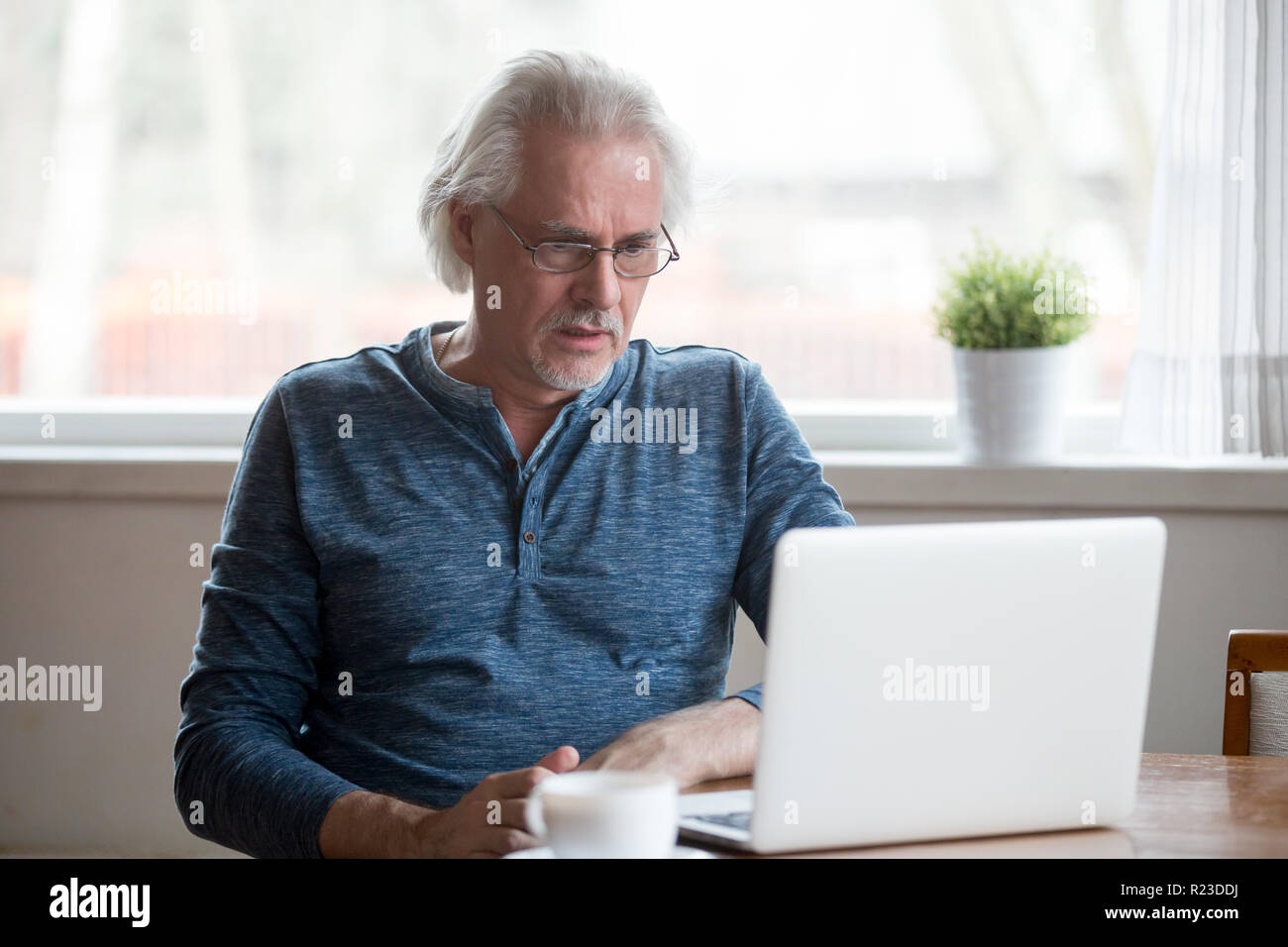 Old man confused computer hi-res stock photography and images - Alamy