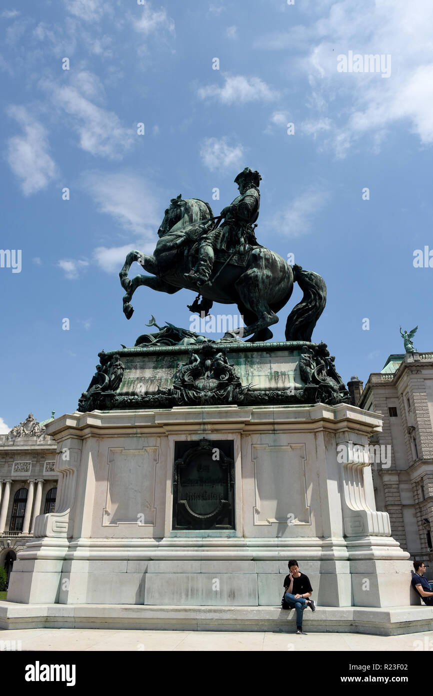 Vienna statues hofburg palace hi-res stock photography and images - Alamy