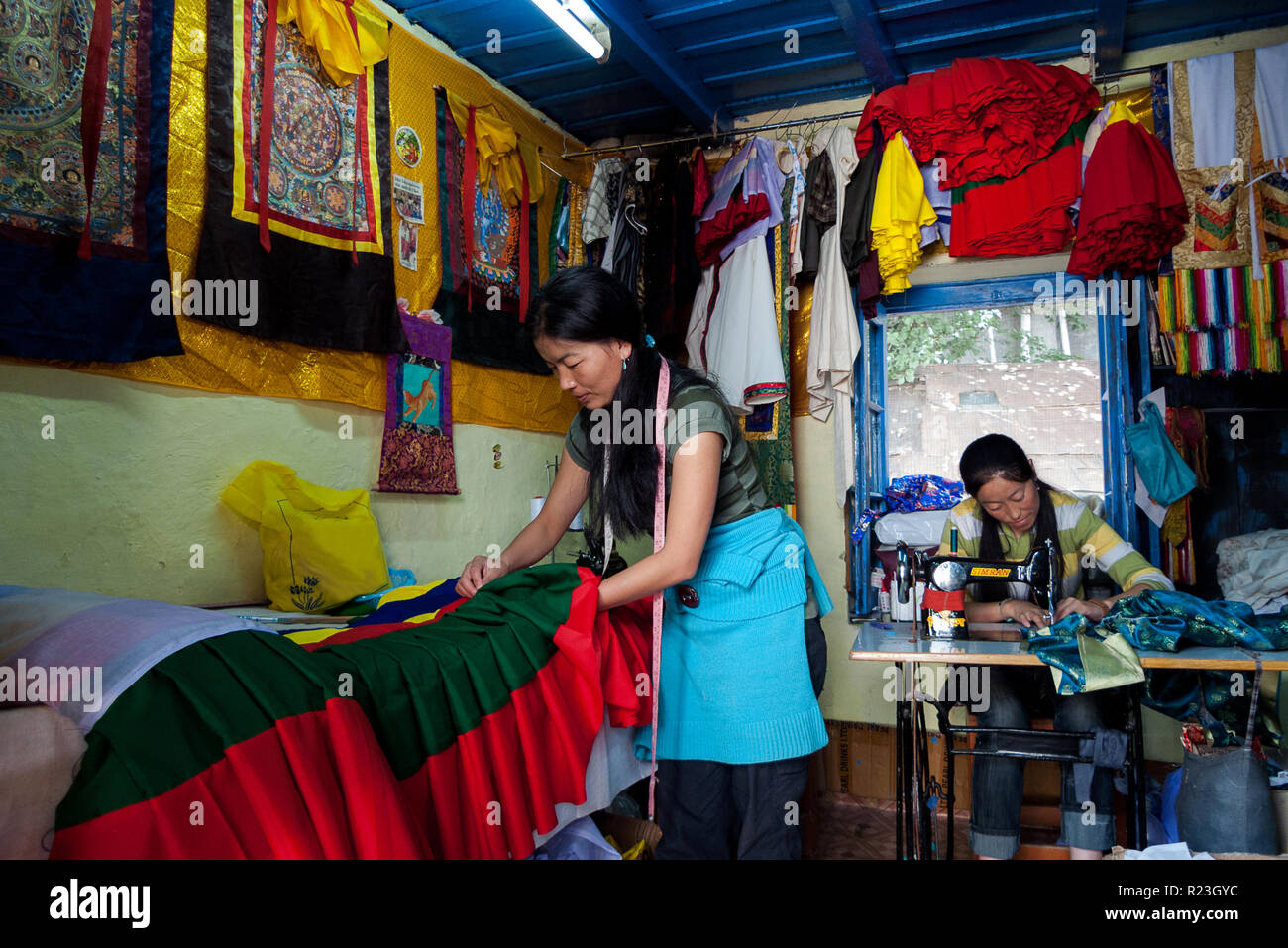 Asian women machine sewing clothes hi-res stock photography and images ...