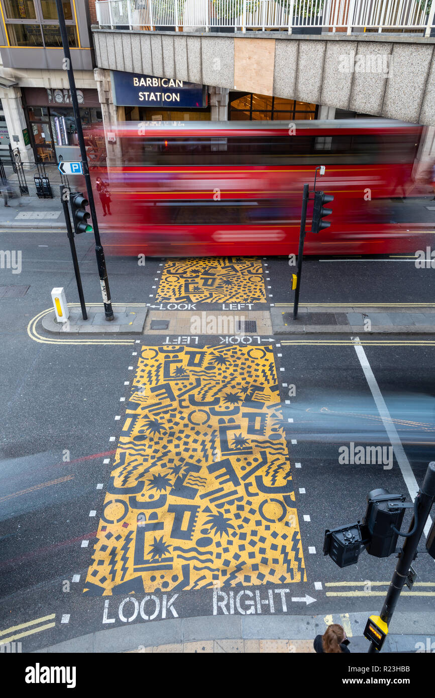 Pedestrians crossing at junction uk hi-res stock photography and images ...