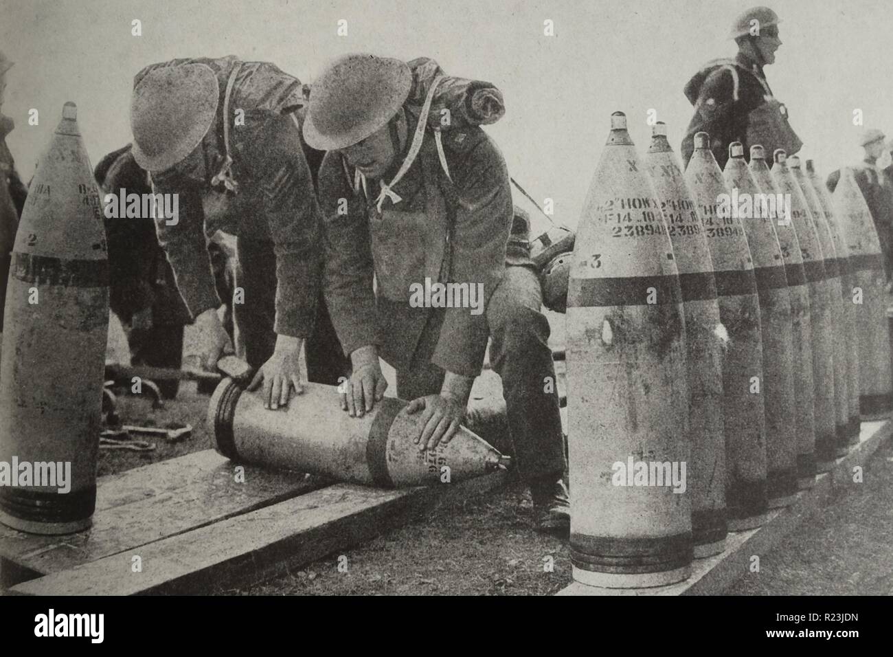 Photograph of a gun crew in training. Dated 1939 Stock Photo - Alamy