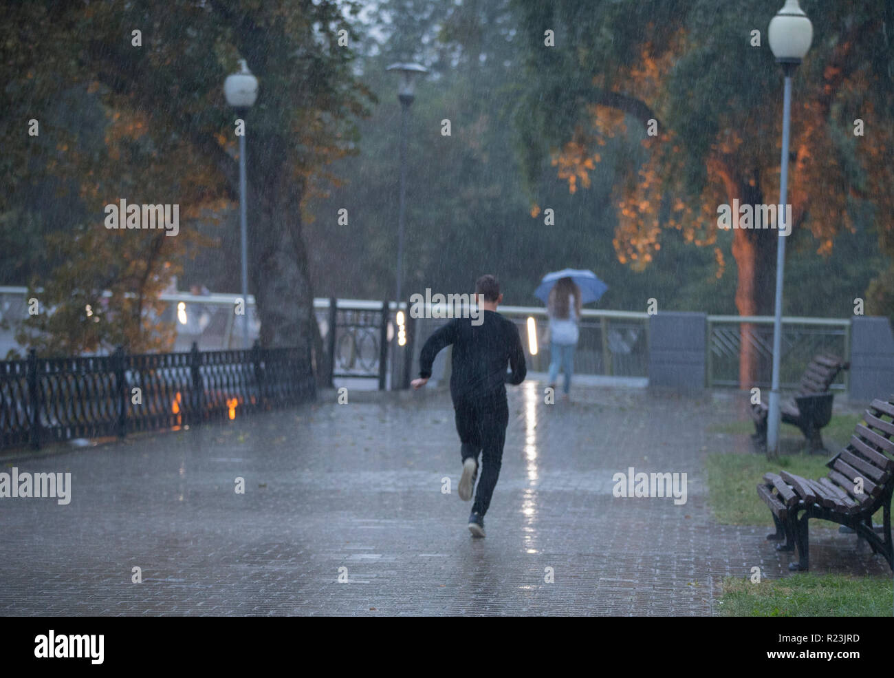 Man running in the rain hi-res stock photography and images - Alamy