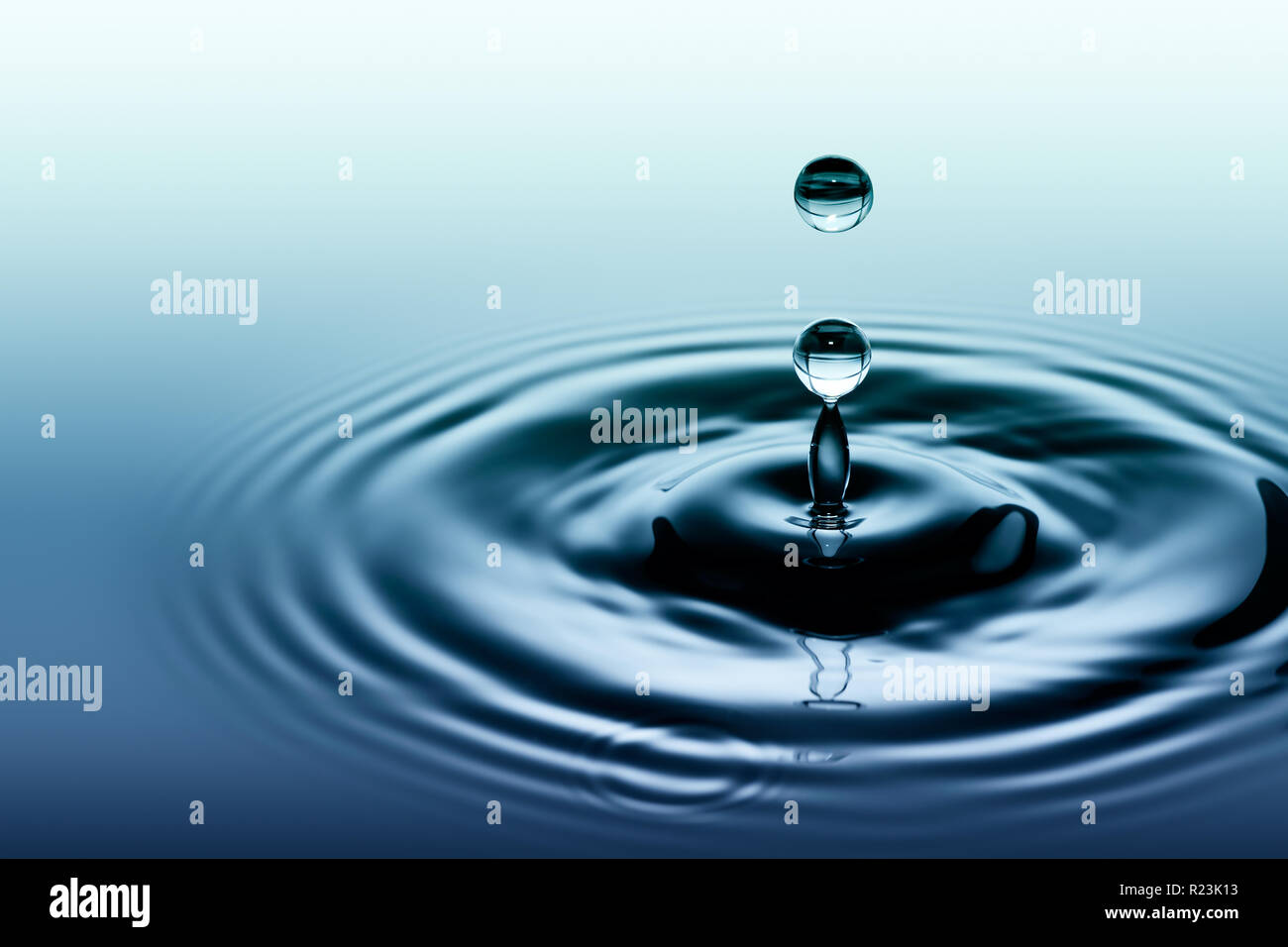 Rain drops falling hi-res stock photography and images - Alamy