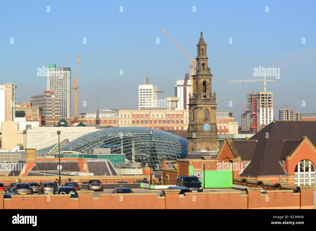 Aerial view trinity leeds shopping hi-res stock photography and images ...