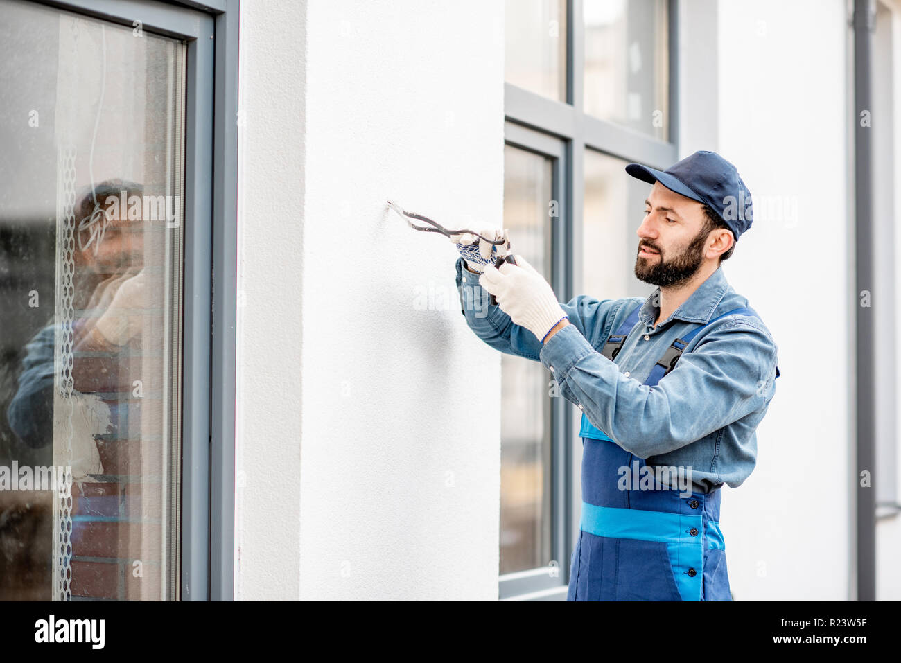 Wiring cabling hi-res stock photography and images - Alamy