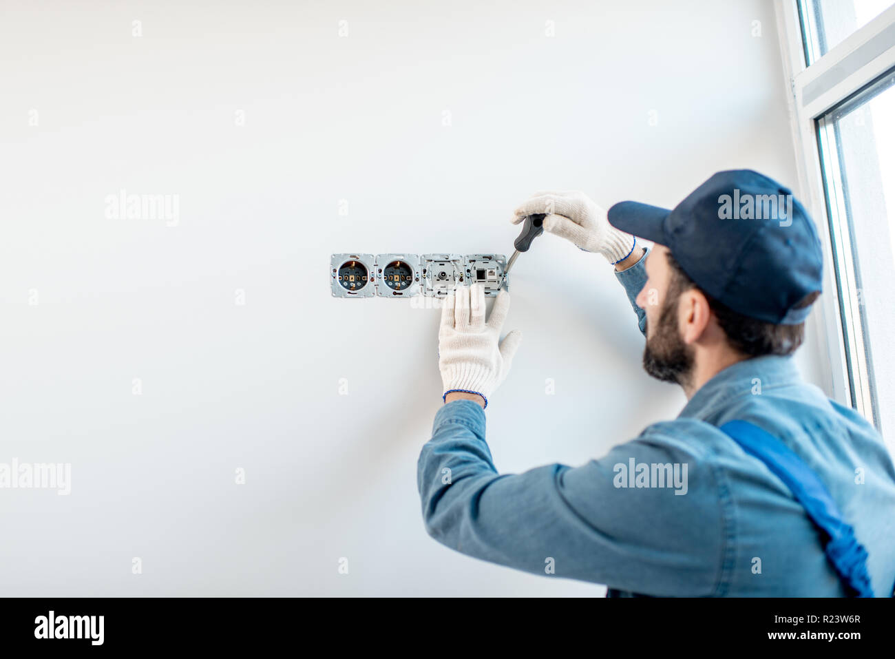 Fixing wall house hi-res stock photography and images - Alamy