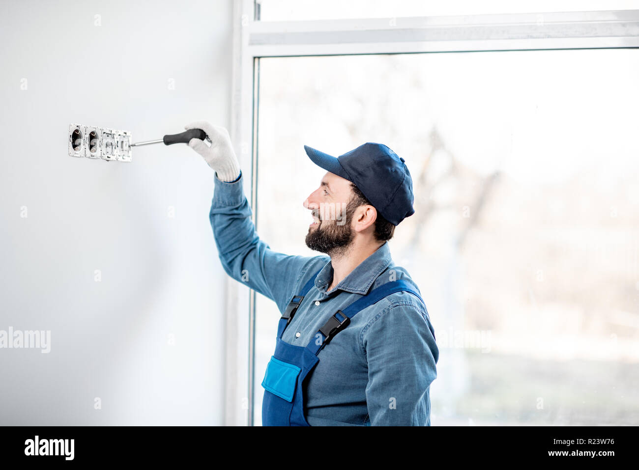 Electrician fixing sockets wall hi-res stock photography and images - Alamy