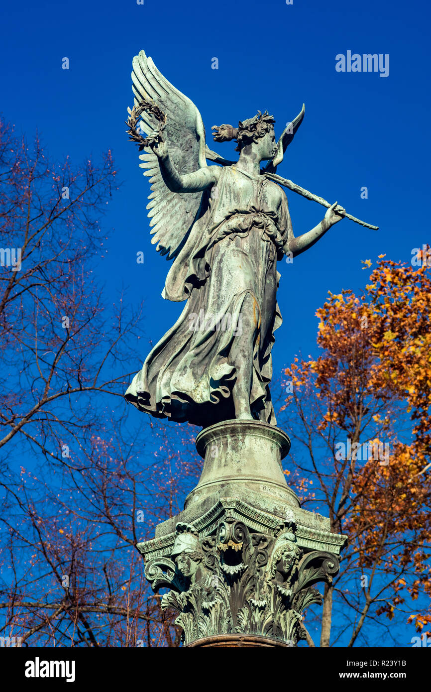 Large angel statue hi-res stock photography and images - Alamy