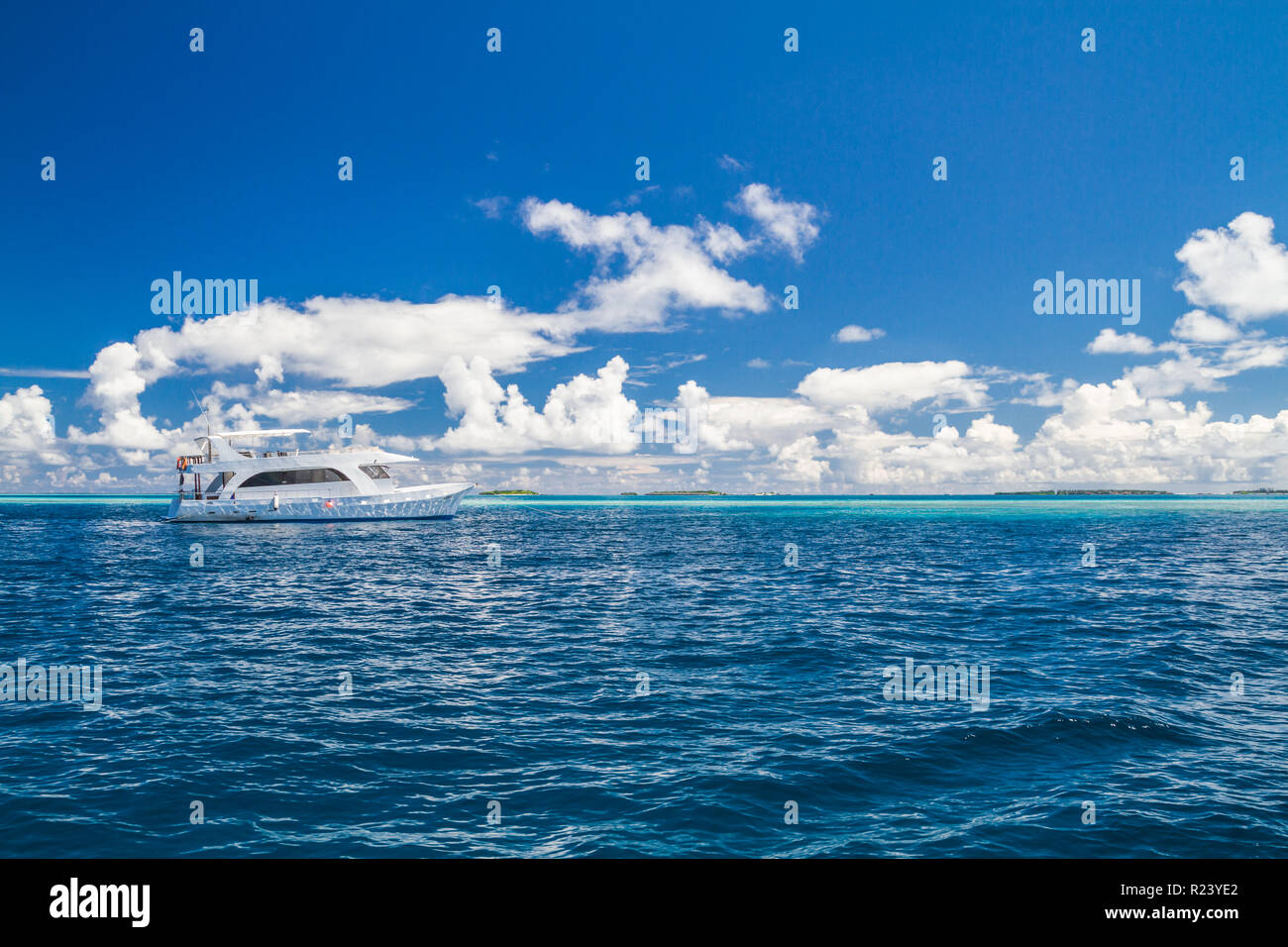 Amazing tropical seascape view to boat, clear water and tropical ocean ...