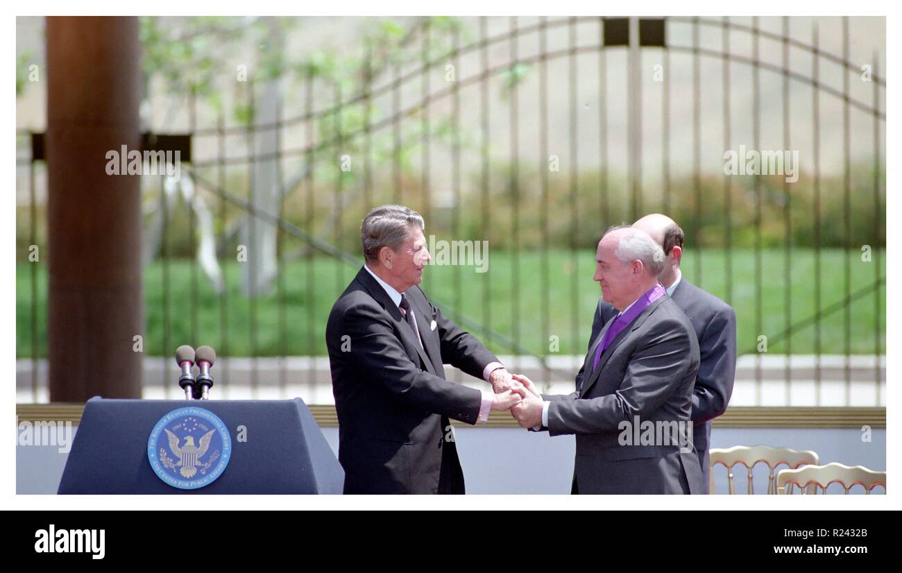 Former US President Ronald Reagan awards former Soviet Leader Mikhail ...