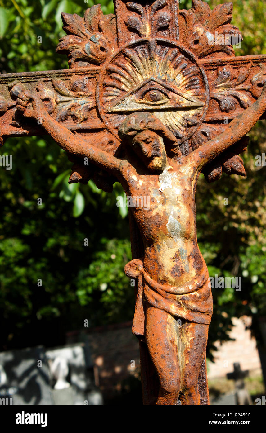 Jesus christ cross statue cemetery hi-res stock photography and images ...