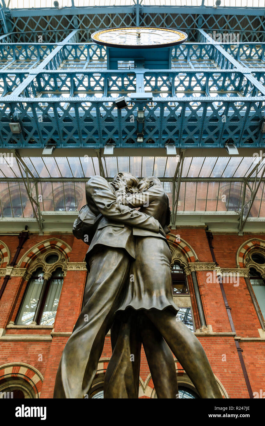 Paul Day's Meeting Place statue, known as the Lovers, St. Pancras ...