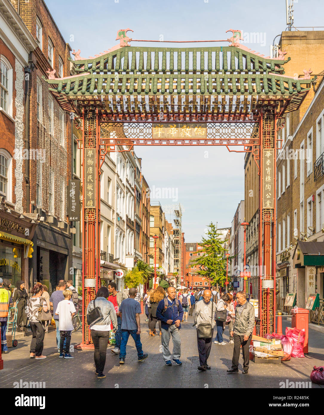 A view of the gate leading to Chinatown in Soho, London, England, United Kingdom, Europe Stock ...