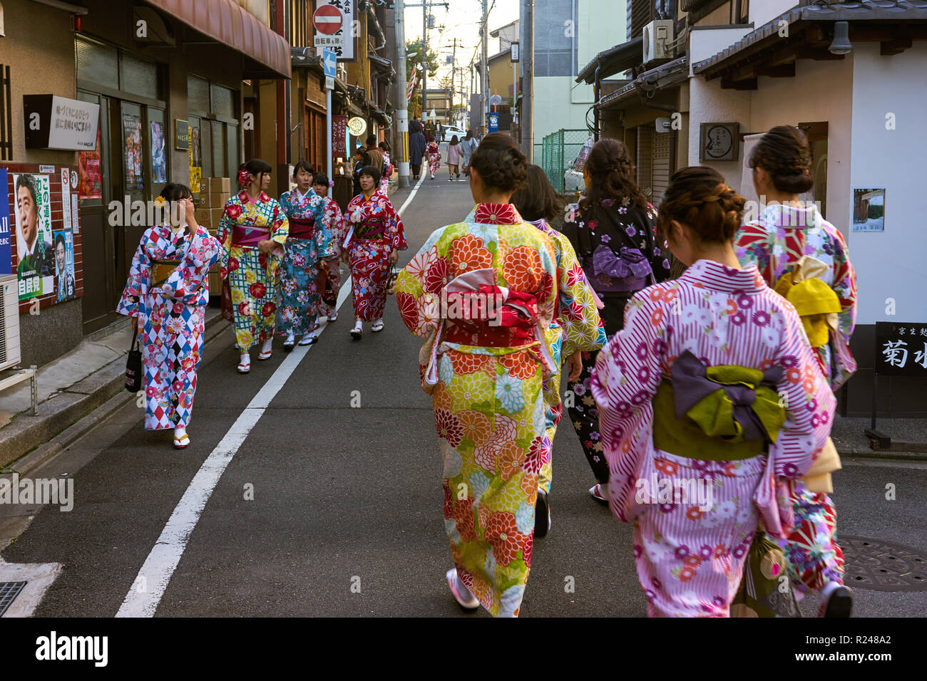 Women wearing kimonos hi-res stock photography and images - Alamy