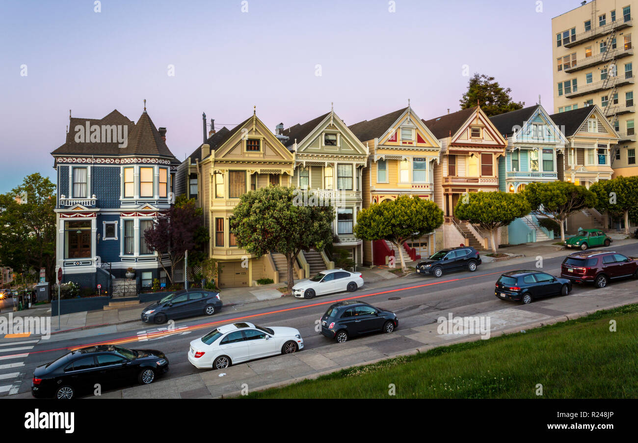 View of Painted Ladies at dusk, Victorian wooden houses, Alamo Square ...