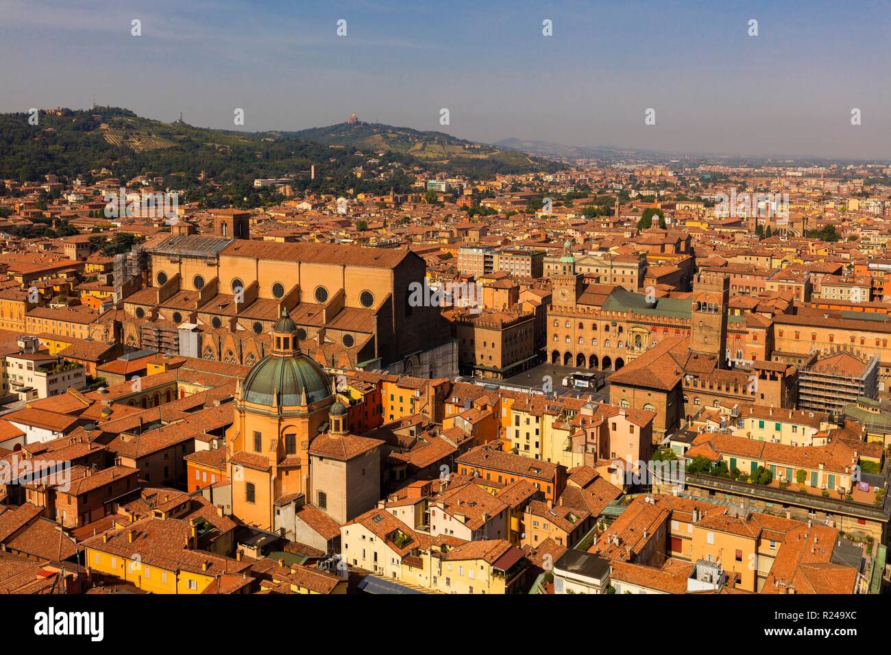 Degli asinelli tower hi-res stock photography and images - Alamy