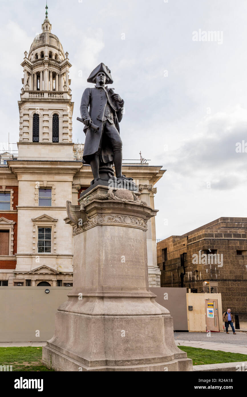 Statue of captain james cook hi-res stock photography and images - Alamy