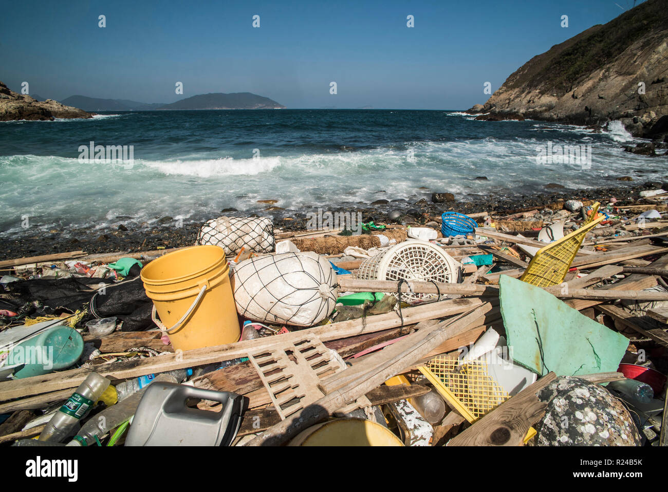 Plastic rubbish beach hi-res stock photography and images - Alamy