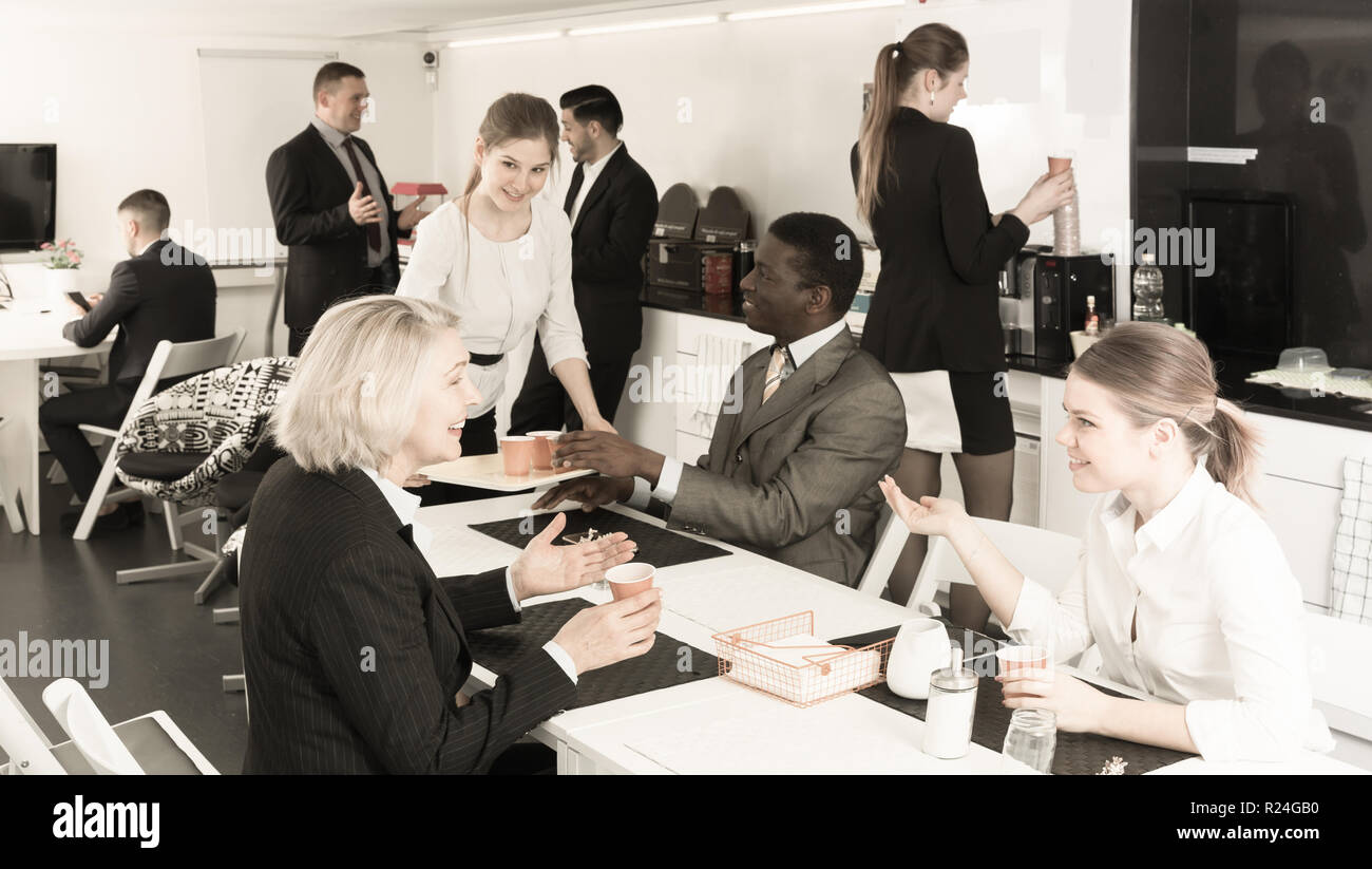 Office workers drink tea hi-res stock photography and images - Alamy