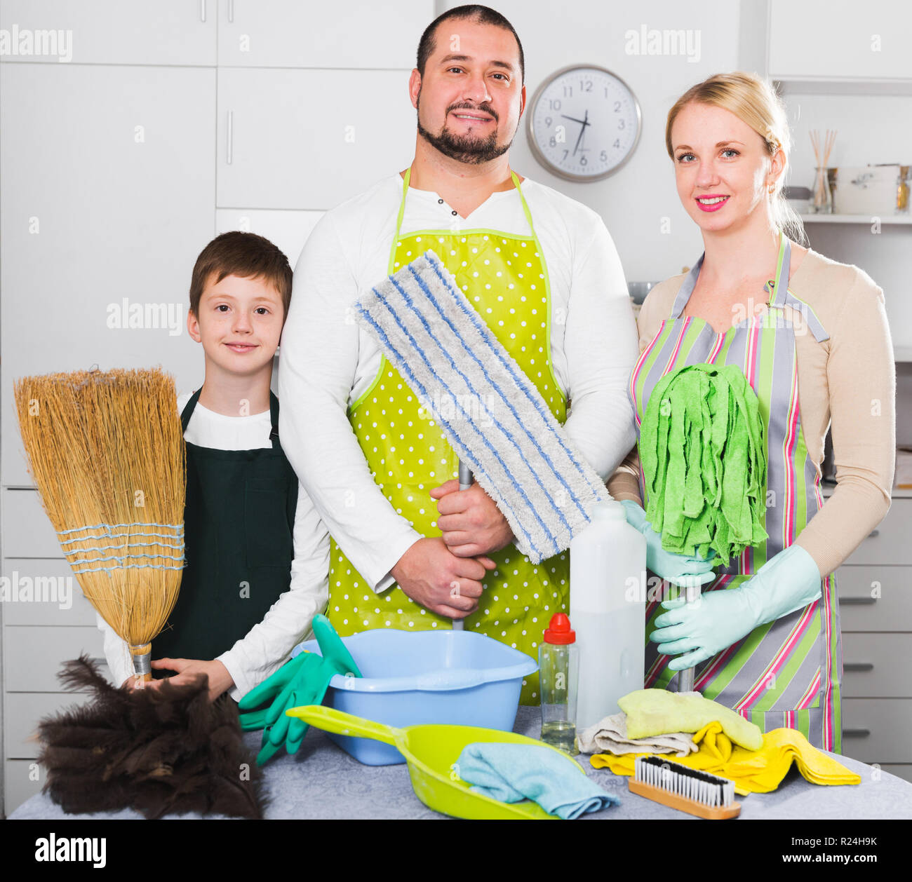 Teen family cleaning hi-res stock photography and images - Alamy