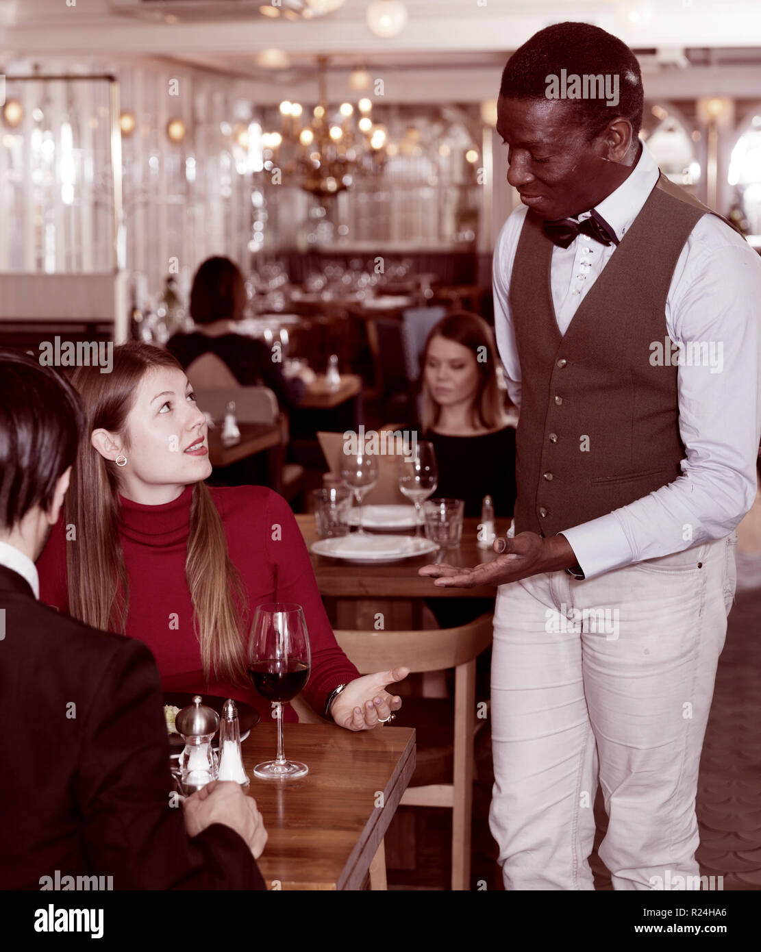 Couple dining in cozy restaurant hi-res stock photography and images ...