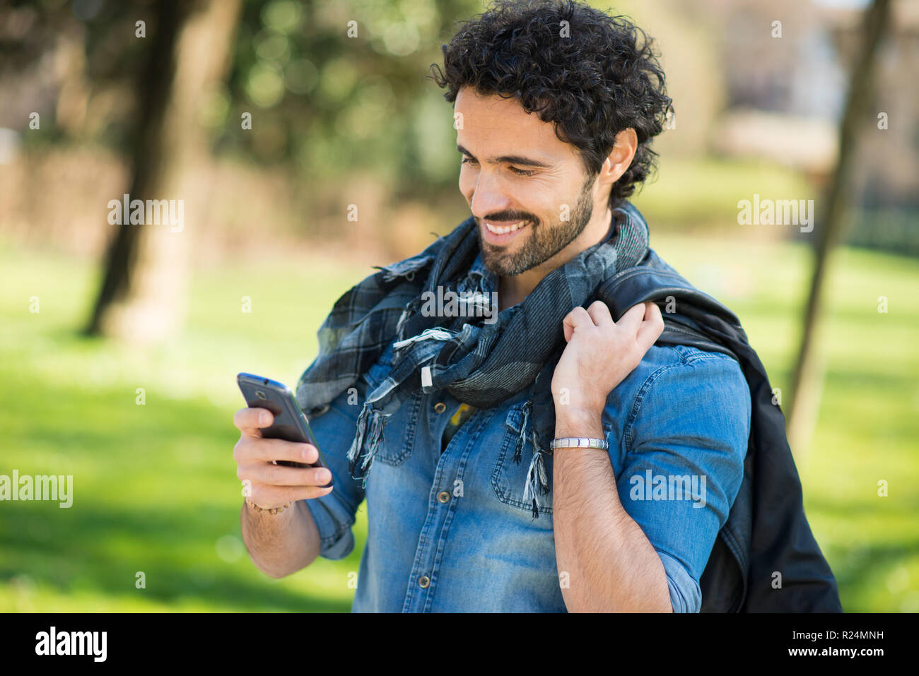A man using his mobile phone hi-res stock photography and images - Alamy