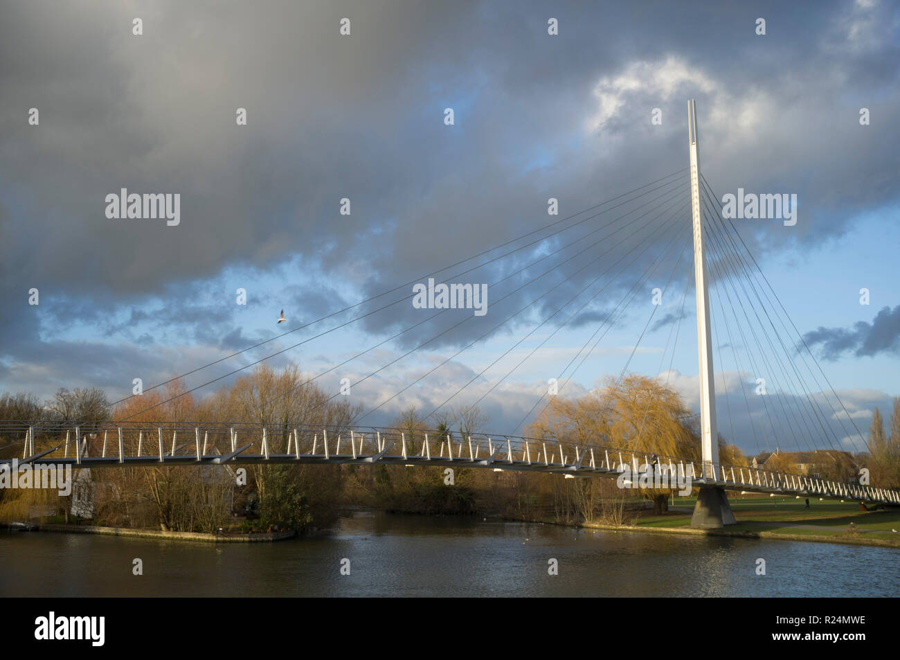 Cycling river thames hi-res stock photography and images - Alamy