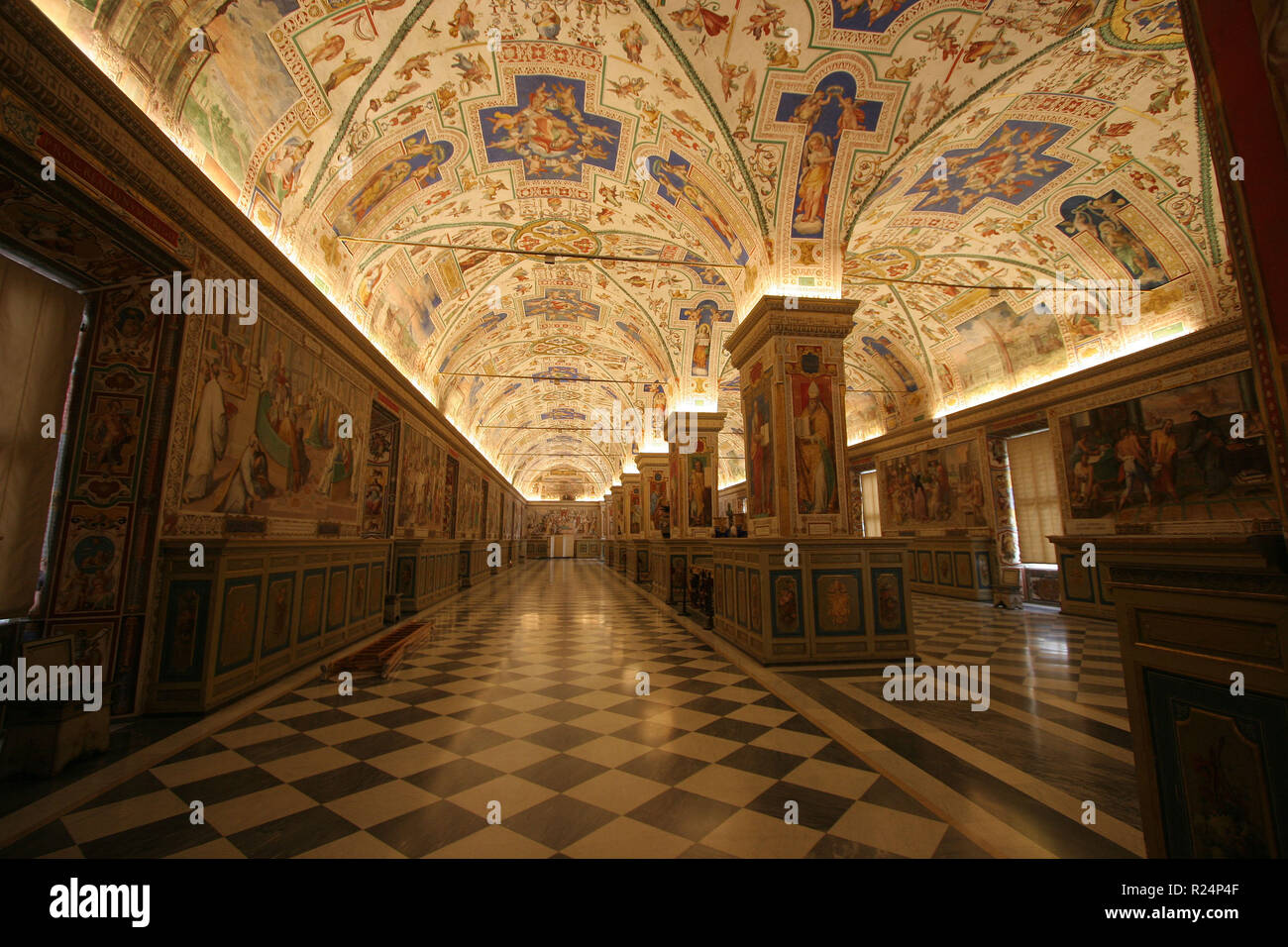Vatican interior hi-res stock photography and images - Alamy