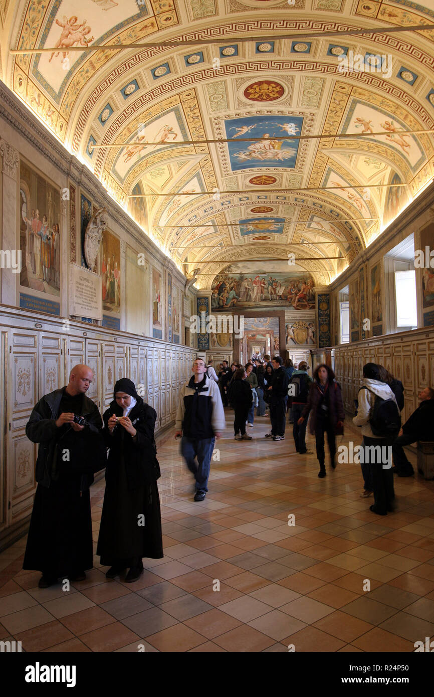 Vatican interior hi-res stock photography and images - Alamy