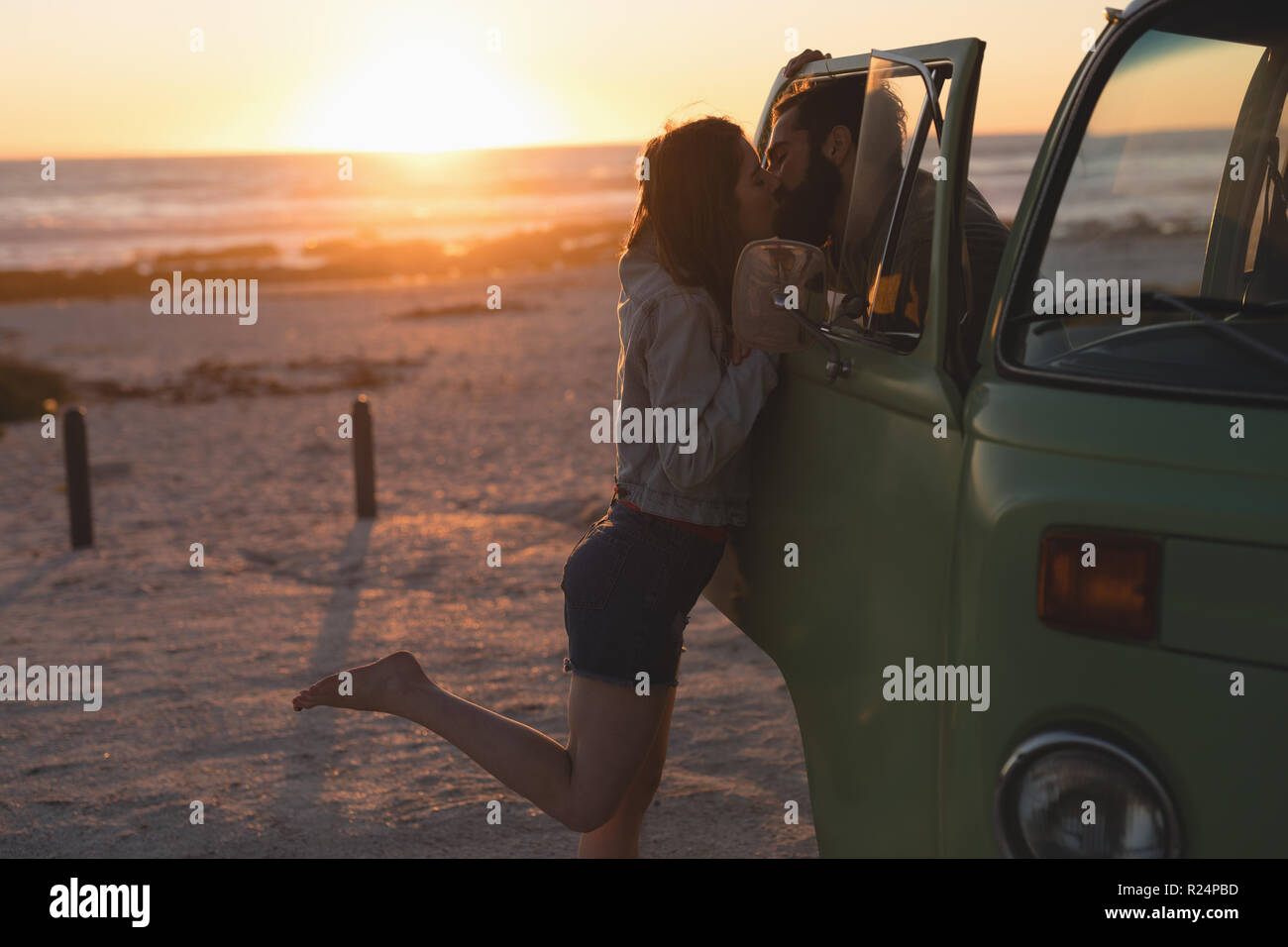 Couple kissing car hi-res stock photography and images - Alamy