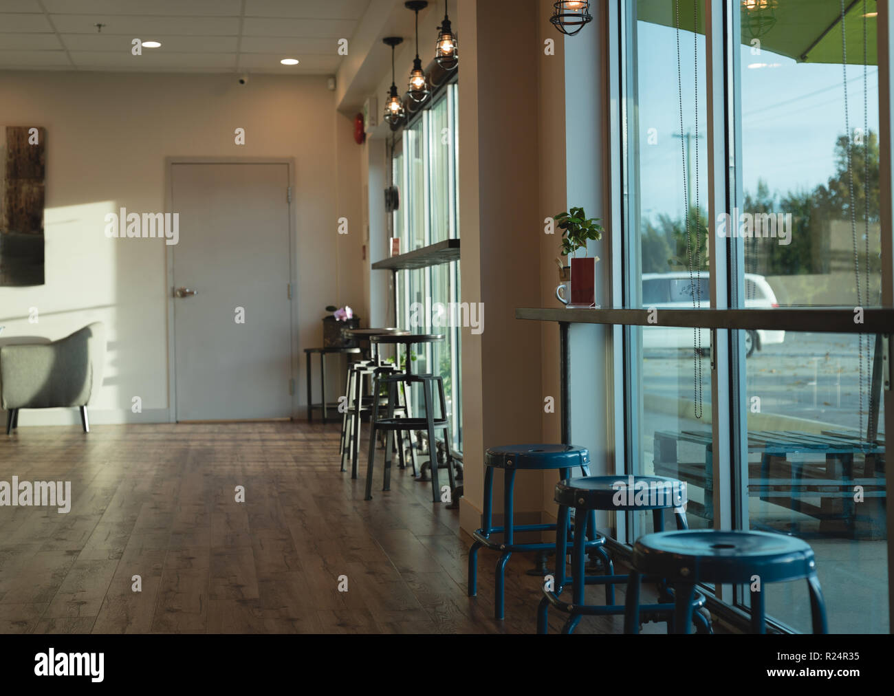 Modern cafe hi-res stock photography and images - Alamy