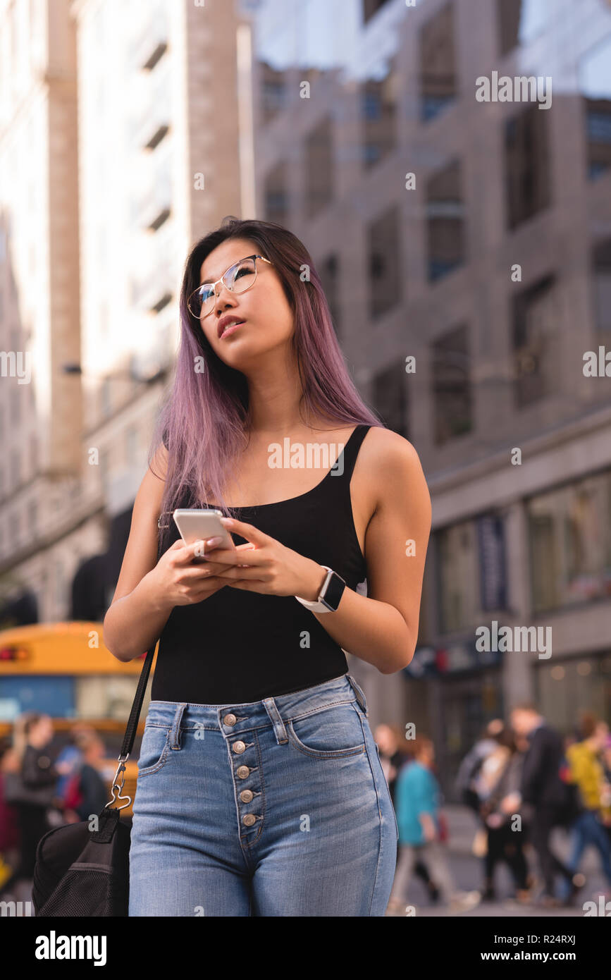 Woman mobile phone city in hi-res stock photography and images - Alamy