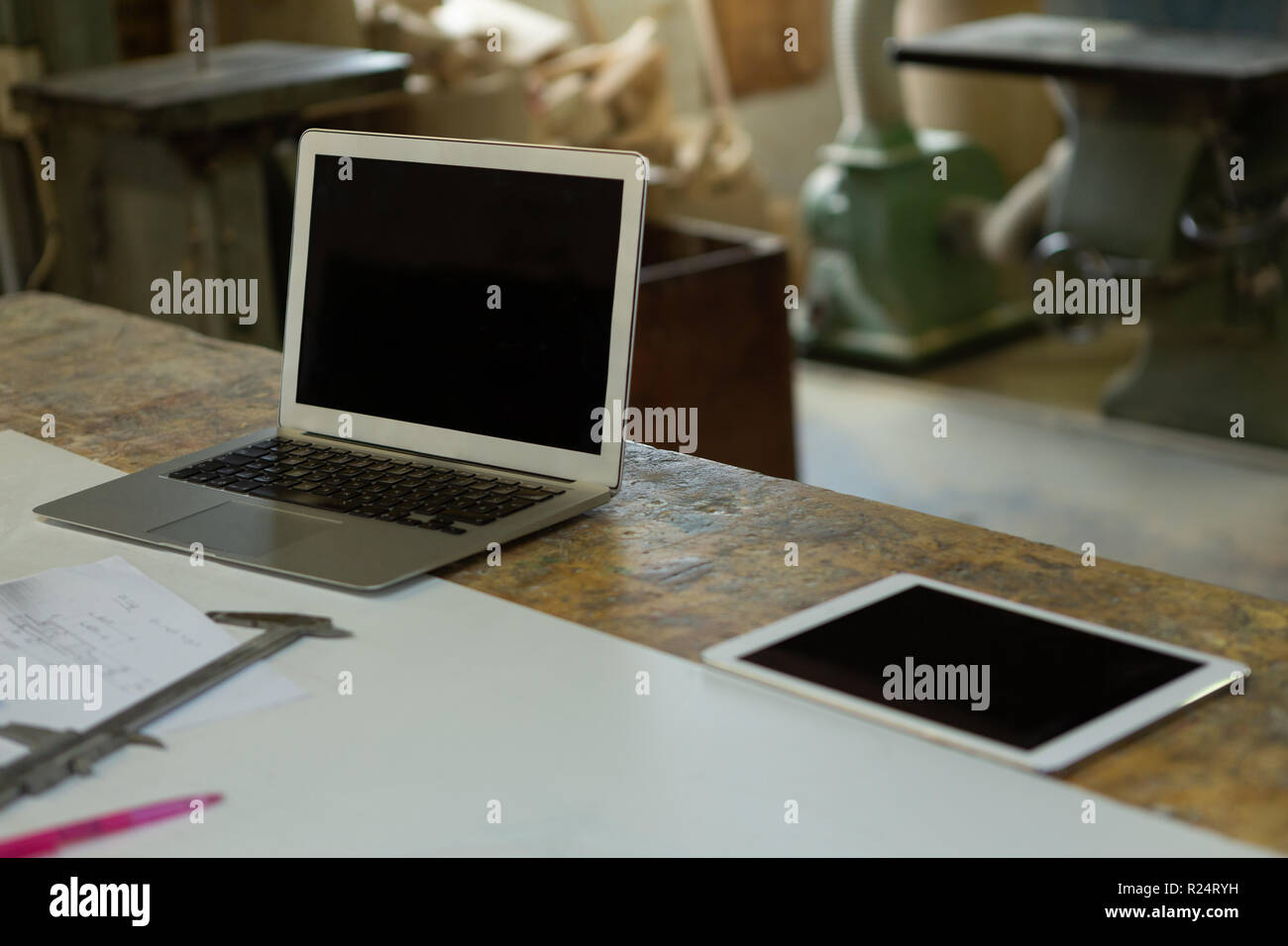 Digital vernier caliper hi-res stock photography and images - Alamy