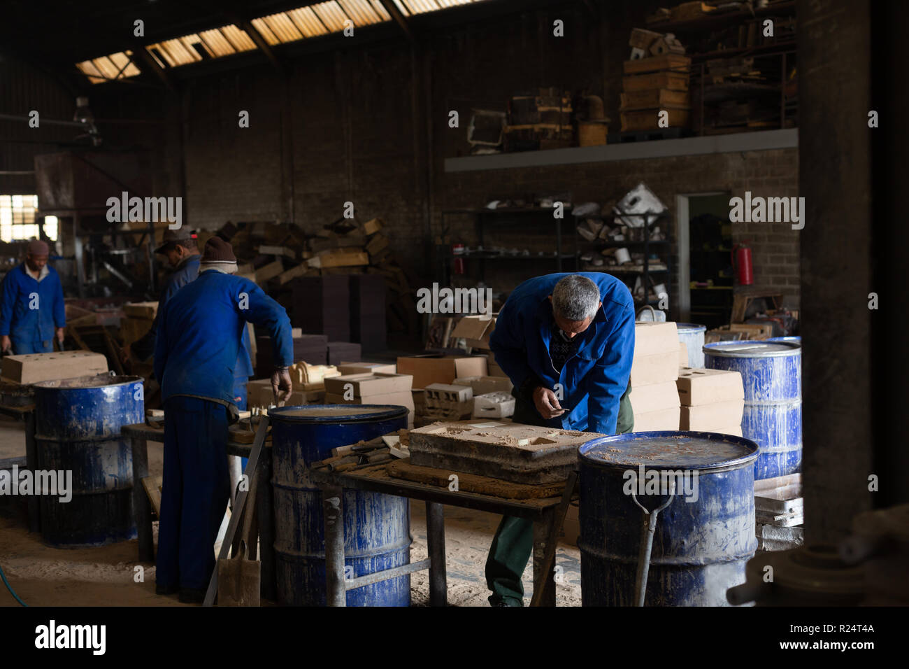 Molds worker hi-res stock photography and images - Alamy